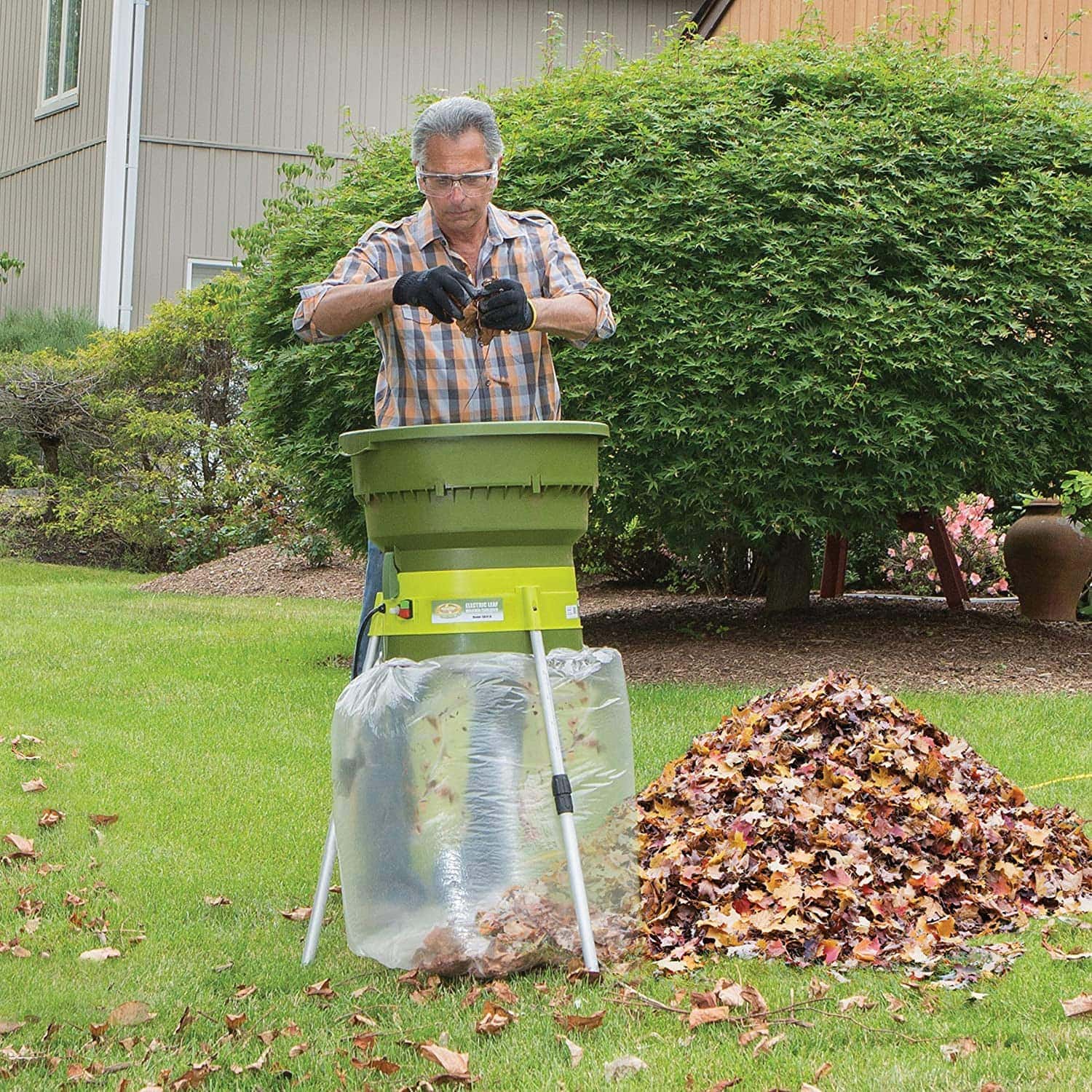 What Are the Best Mulches for Roses? 7 Great Options | Home Grail