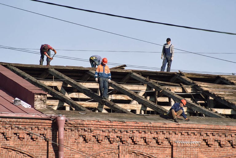 How to Safely Walk on a Roof Without Slipping (8 Effective Tips) | Home ...