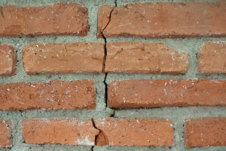 When to Worry About Cracks in Brick? What To Look For! | Home Grail
