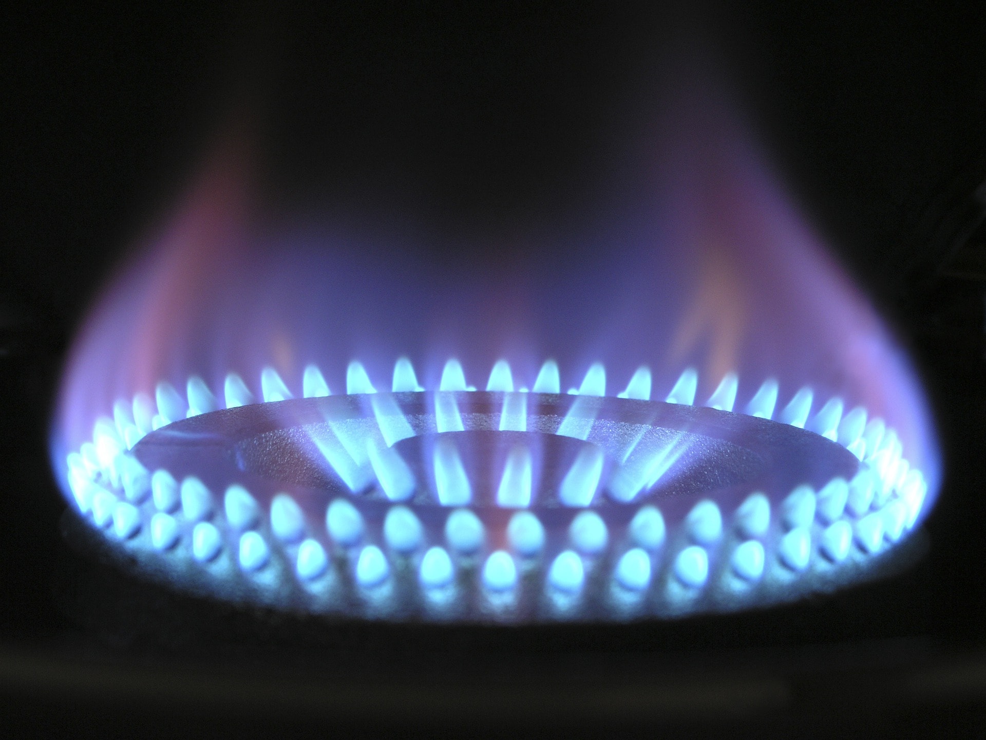 How Hot Does Propane Burn? Temperatures, Comparisons & Requirements ...