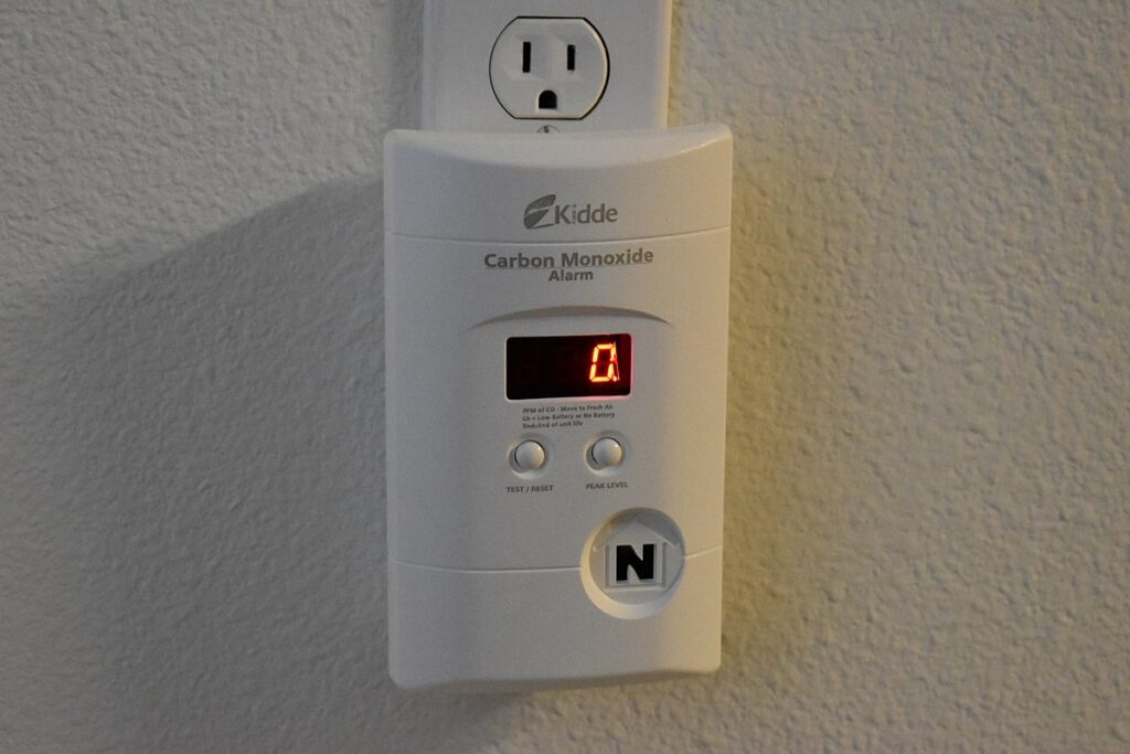 Smoke Detector vs Carbon Monoxide Detector: Types, Differences, & FAQ ...